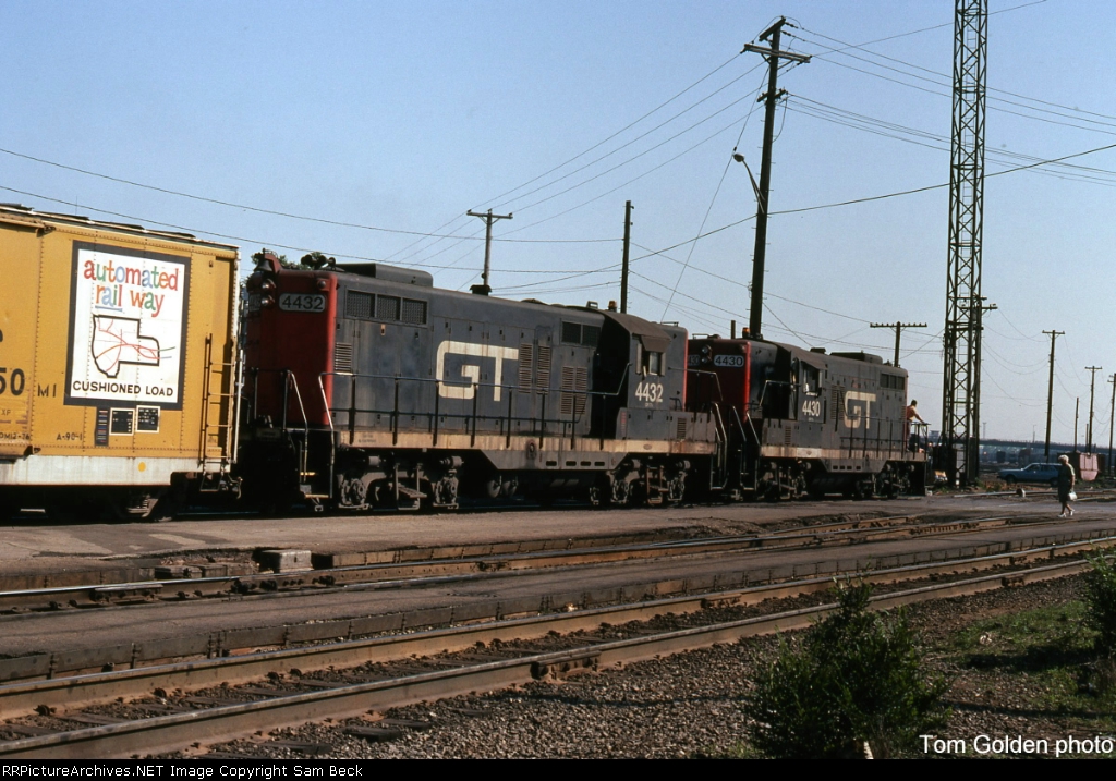 GTW 4432 and 4430 on the Rock